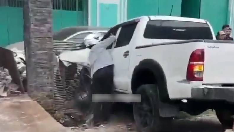 Kecelakaan Beruntun Mobil Hilux Tabrak 10 Kendaraan di Cipondoh, 3 ... Kecelakaan Beruntun Mobil Hilux Tabrak 10 Kendaraan di Cipondoh, 3 ...