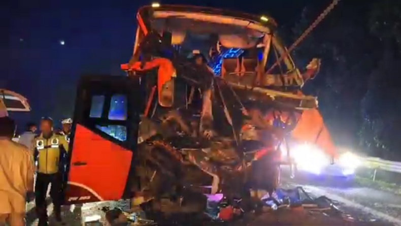 Bus Rombongan Peziarah Tabrak Truk di Tol Cipularang, 2 Tewas Belasan Luka