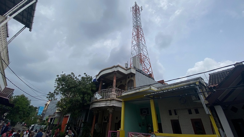 Heboh Tower Besar Berdiri Di Atas Rumah Di Bekasi Warga Sekitar Takut Roboh 