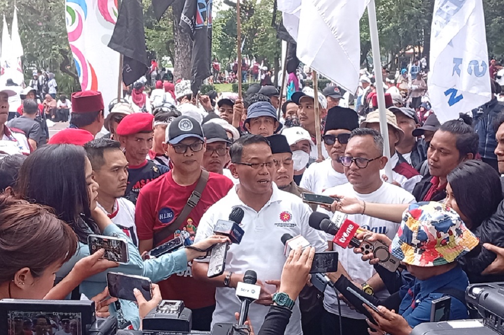Massa Buruh Demo di Patung Kuda Jakpus, Jalan Medan Merdeka Selatan Ditutup