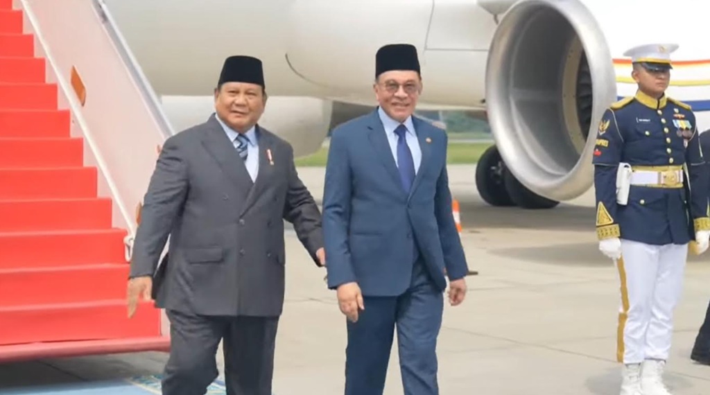 PM Malaysia Anwar Ibrahim Tiba di Indonesia, Disambut Presiden Prabowo