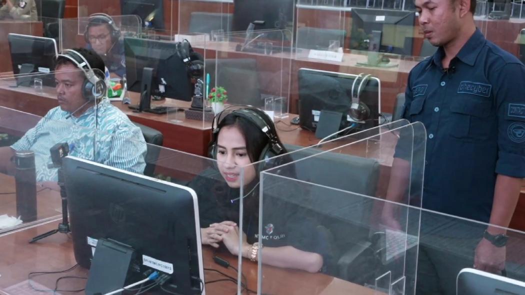 Azbun Ala Call Center: Seragam Rapi, Jawaban Tetep Koplak