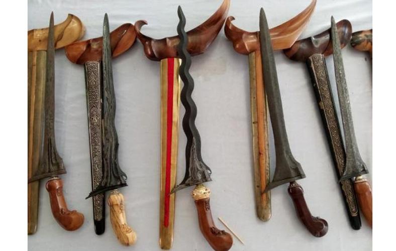 sunan kalijaga pegang keris