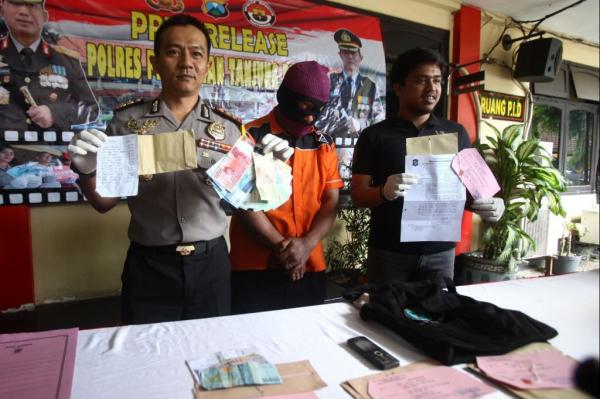 Pungli PKL, Polisi Ciduk Kasi Trantib Satpol PP Krembangan Pungli PKL, Polisi Ciduk Kasi Trantib Satpol PP Krembangan