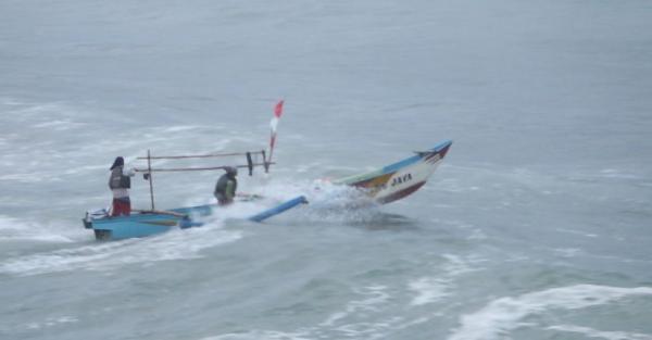 Perahu Terbalik Dihantam Ombak, 1 Nelayan di Kebumen Hilang