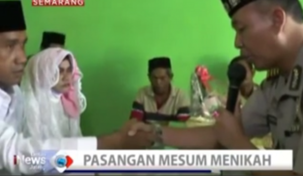 Pasangan Mesum Akhirnya Menikah di Kantor Polisi