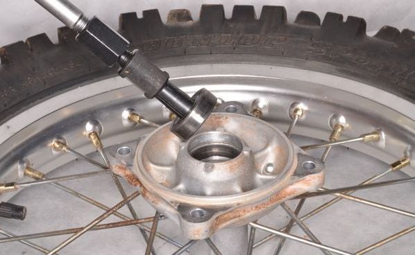 Perjalanan Jauh Menggunakan Motor, Cek Bagian Bearing pada Roda