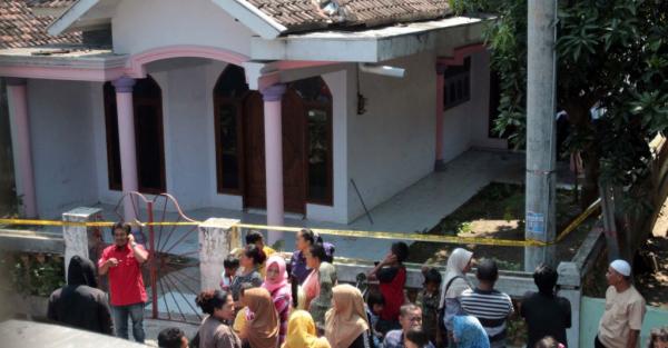 Kesaksian Tetangga, Pelaku Bom Bangil Sering Cekcok dengan Istrinya Kesaksian Tetangga, Pelaku Bom Bangil Sering Cekcok dengan Istrinya