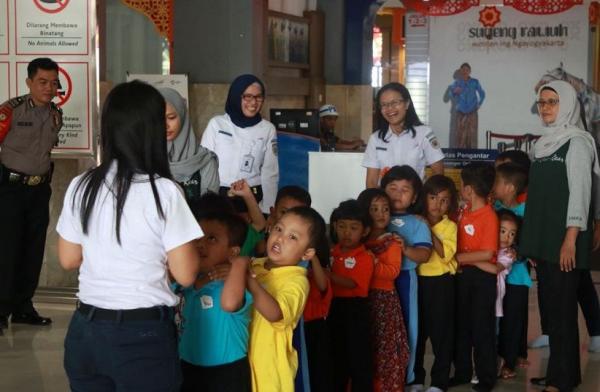 Hari Anak Nasional, PT KAI Daop VI Yogyakarta Bagikan Suvenir
