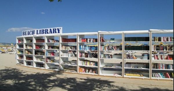 4 Tujuan Pantai Terunik di Dunia, Pencinta Buku Kunjungi Beach Library