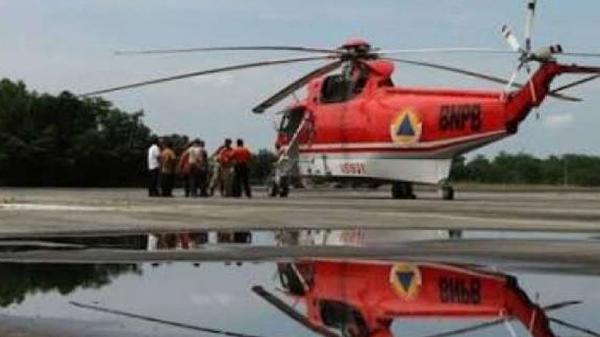 2 Helikopter Water Bombing Padamkan Kebakaran Lahan Sawit 6 Hektare di Muarojambi