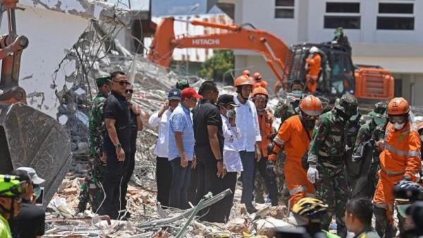 Jokowi Pakai Helm Basarnas Tinjau Evakuasi di Hotel Roa-Roa dan Petobo