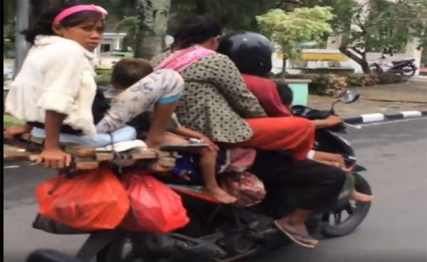 Viral Video Sekeluarga Boncengan 5 Naik Motor Matik di Pangkalpinang Viral Video Sekeluarga Boncengan 5 Naik Motor Matik di Pangkalpinang