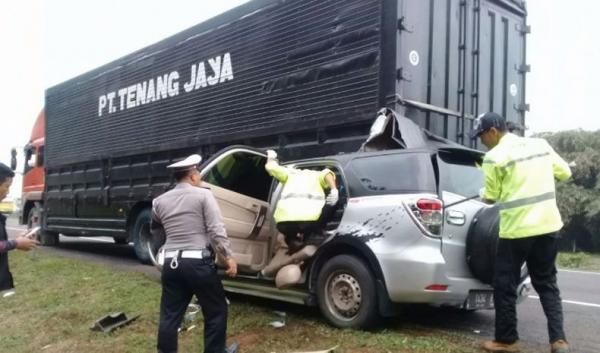 Mobil Terios Tabrak Truk Kontainer di Tol Cipali, 2 Tewas 5 Luka Berat