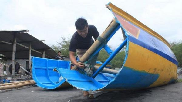 Perahu Nelayan Pantai Glagah Terbelah 2 Dihantam Ombak, 1 Terluka
