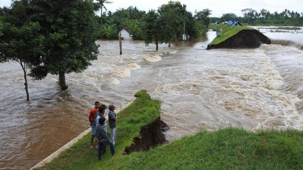Korban Tanggul Jebol di Jember Alami Gatal dan Stres