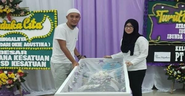 Ibunda Okie Agustina Dimakamkan Hari Ini di TPU Cipaku Lama Ibunda Okie Agustina Dimakamkan Hari Ini di TPU Cipaku Lama