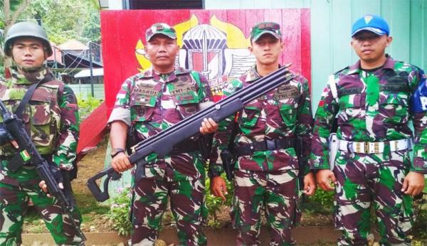 Warga Keerom Papua Serahkan Senjata ke Satgas Pamtas RI-PNG