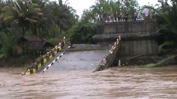 Jembatan Penghubung Puluhan Desa di NTT Ambruk Diterjang Banjir
