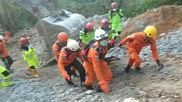 Tim Sar Kembali Evakuasi 1 Korban Tambang Emas Longsor Di Bolmong
