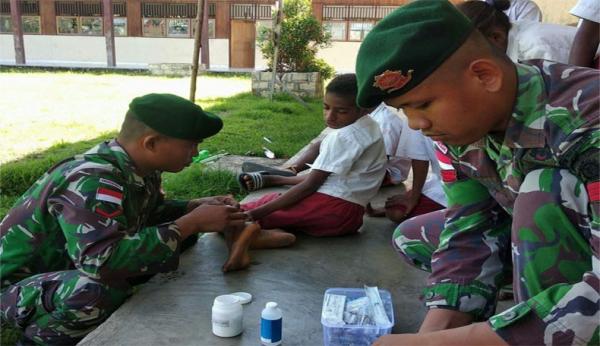 Satgas Yonif 328/Dgh Gelar Pengobatan Keliling di Perbatasan RNI-PNG