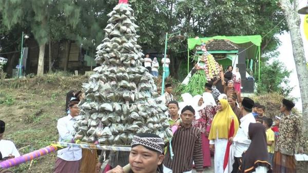 Hanya 5 Menit, Gunungan Sumpil Ludes Diserbu Warga Kaliwungu Kendal