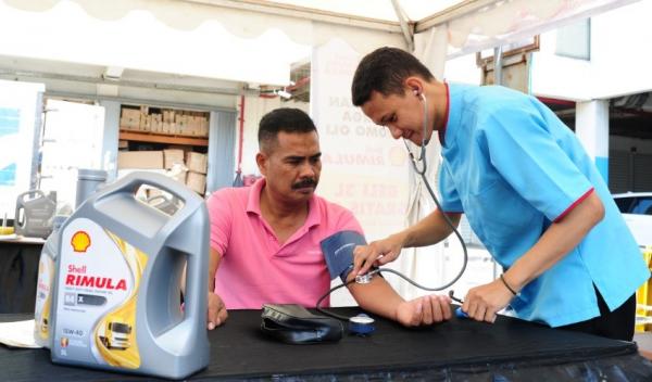 Shell Berikan Cek Kesehatan Gratis Pengemudi Truk pada Puasa