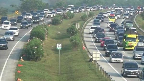 H-4 Lebaran, Tol Cipali Subang Macet Belasan Kilometer