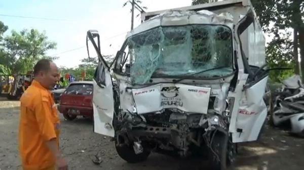 Truk Boks Tabrak Truk Kontainer di Tol Cipularang, Sopir Tewas Tergencet