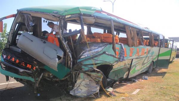 Fakta-Fakta Kecelakaan Maut di Tol Cipali yang Tewaskan 12 Orang Fakta-Fakta Kecelakaan Maut di Tol Cipali yang Tewaskan 12 Orang