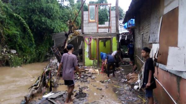 Tanggul Sungai Jebol, Banjir Rendam Perumahan Cimareme Bandung Barat Tanggul Sungai Jebol, Banjir Rendam Perumahan Cimareme Bandung Barat