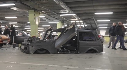 Mobil Terpendek di Dunia, Lada Niva Berjalan seperti Tanpa Roda