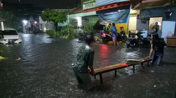 Surabaya Banjir Usai Hujan Deras, Kemacetan di Mana-Mana