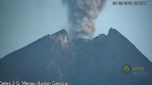 Gunung Merapi Kembali Erupsi dengan Tinggi Kolom 2.000 Meter