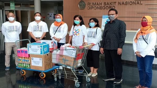 Alumni Undip 88 Sumbangkan APD untuk Tenaga Medis di RS Rujukan Covid-19