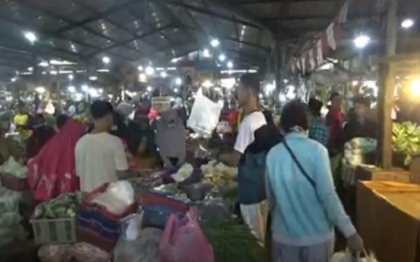 Tak Pedulikan Imbauan Satpol PP, Pengunjung Pasar Malam BKT Berjubel