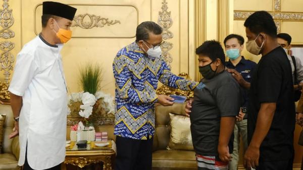 Bocah Penjual Jalangkote Korban Bully Dapat Beasiswa dan Motor Listrik ... Bocah Penjual Jalangkote Korban Bully Dapat Beasiswa dan Motor Listrik ...