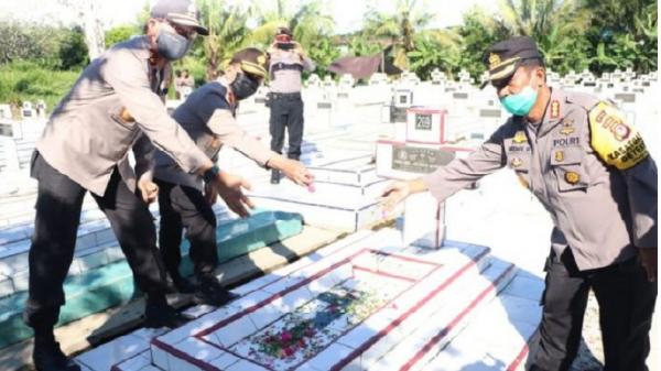 Peringati Hari Bhayangkara Ke-74, Kapolda Sulut Ziarah ke Taman Makam ... Peringati Hari Bhayangkara Ke-74, Kapolda Sulut Ziarah ke Taman Makam ...