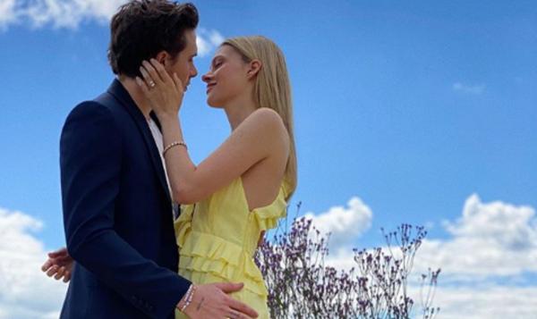 Gaun Tunangan Nicola Peltz Dirancang Khusus oleh Victoria Beckham Gaun Tunangan Nicola Peltz Dirancang Khusus oleh Victoria Beckham