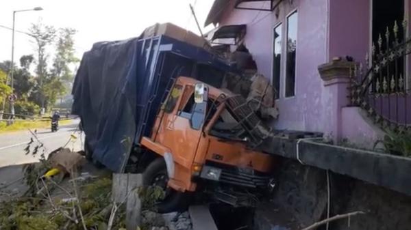 Sopir Diduga Mengantuk, Truk Tabrak 2 Rumah dan Tiang Listrik di Jember
