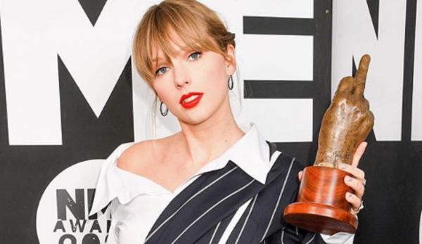 Taylor Swift Beri Kejutan Fans lewat Rilis Album Baru Taylor Swift Beri Kejutan Fans lewat Rilis Album Baru