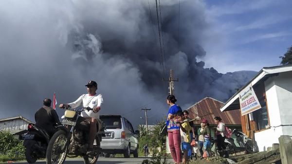 Gunung Sinabung Erupsi, Semburkan Kolom Abu Setinggi 2.100 Meter Jumat Siang Ini