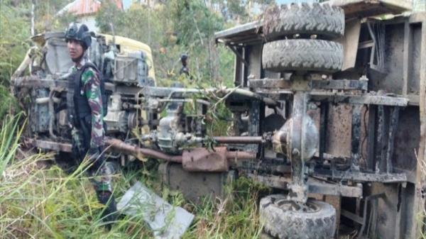 12 Prajurit TNI Korban Truk Masuk Jurang Dievakuasi ke Jayapura dengan ...