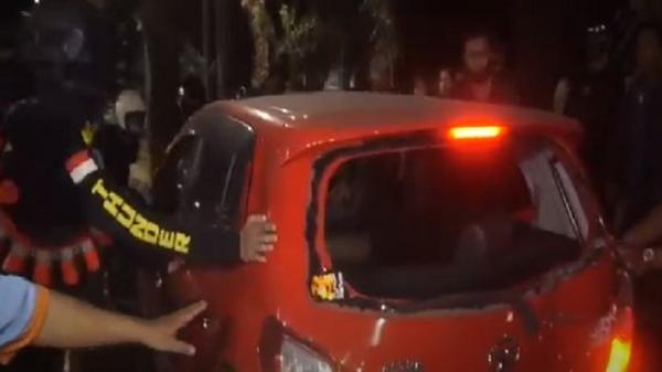 Rem Blong, Pengemudi Perempuan Tabrak Pengendara Motor dan Pohon di ... Rem Blong, Pengemudi Perempuan Tabrak Pengendara Motor dan Pohon di ...