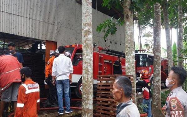 Ruang Oven Pabrik Briket di Salatiga Terbakar