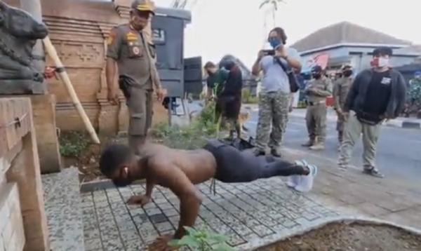 Puluhan WNA Terjaring Razia Masker di Kuta Bali, Dihukum Menyapu hingga Push Up