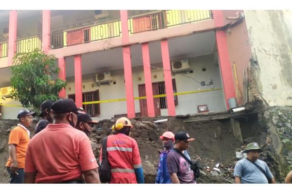 Talut di Wedomartani Longsor, Tiga Sepeda Motor Tertimbun Tanah Talut di Wedomartani Longsor, Tiga Sepeda Motor Tertimbun Tanah