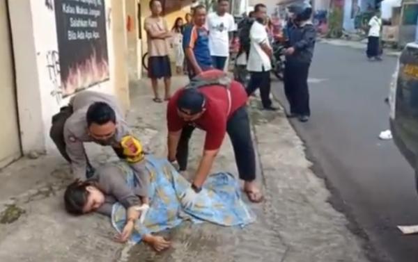 Geger Perempuan Cantik di Tasikmalaya Tergeletak di Pinggir Jalan