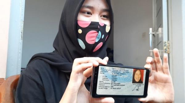 Foto KTP Tertawa Lepas, Gadis Cantik di Tasikmalaya Ini Viral di Media ... Foto KTP Tertawa Lepas, Gadis Cantik di Tasikmalaya Ini Viral di Media ...
