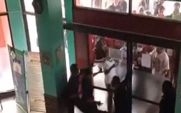 Keluarga Pasien Covid-19 Ngamuk di RSUD Brebes, Jenazah Diambil Paksa Keluarga Pasien Covid-19 Ngamuk di RSUD Brebes, Jenazah Diambil Paksa